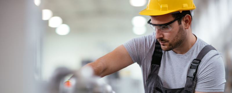 Devenir Opérateur de production : salaire, formation, reconversion