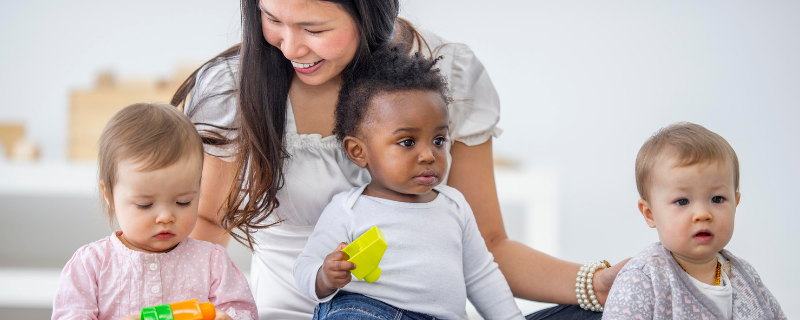 Quels sont les métiers pour travailler en crèche